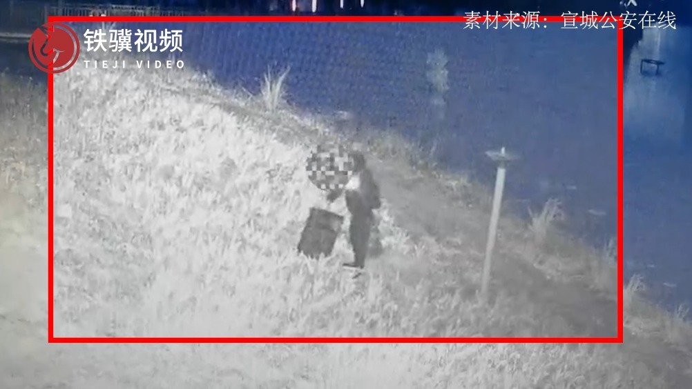 迷惑行为！小伙偷音响只为在家门口搭建音乐喷泉 - 沙雕普拉斯 | 沙雕新闻